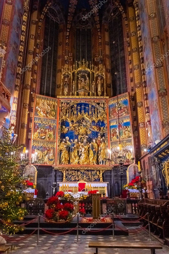 KRAKOW, POLONIA, 7 DE ENERO DE 2022: Interior de la incre ble Bas lica de Santa Mar a 2024