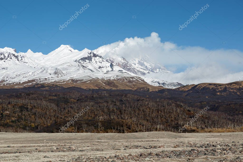 Rusia, Kamchatka Mountain. Volcán Shiveluch. (3307 m) Volcán Activo de ...