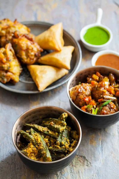 Selección de platos indios: samosas, bhaji de cebolla, bolas de ...
