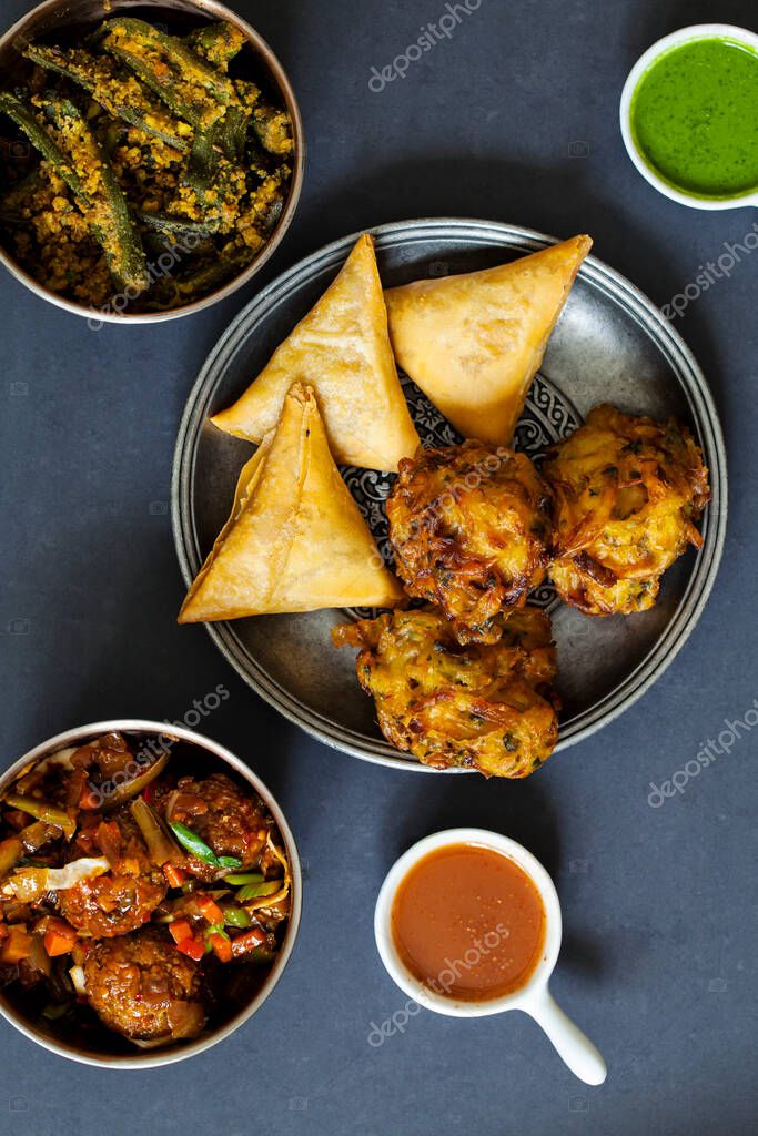 Selección de platos indios: samosas, bhaji de cebolla, bolas de ...