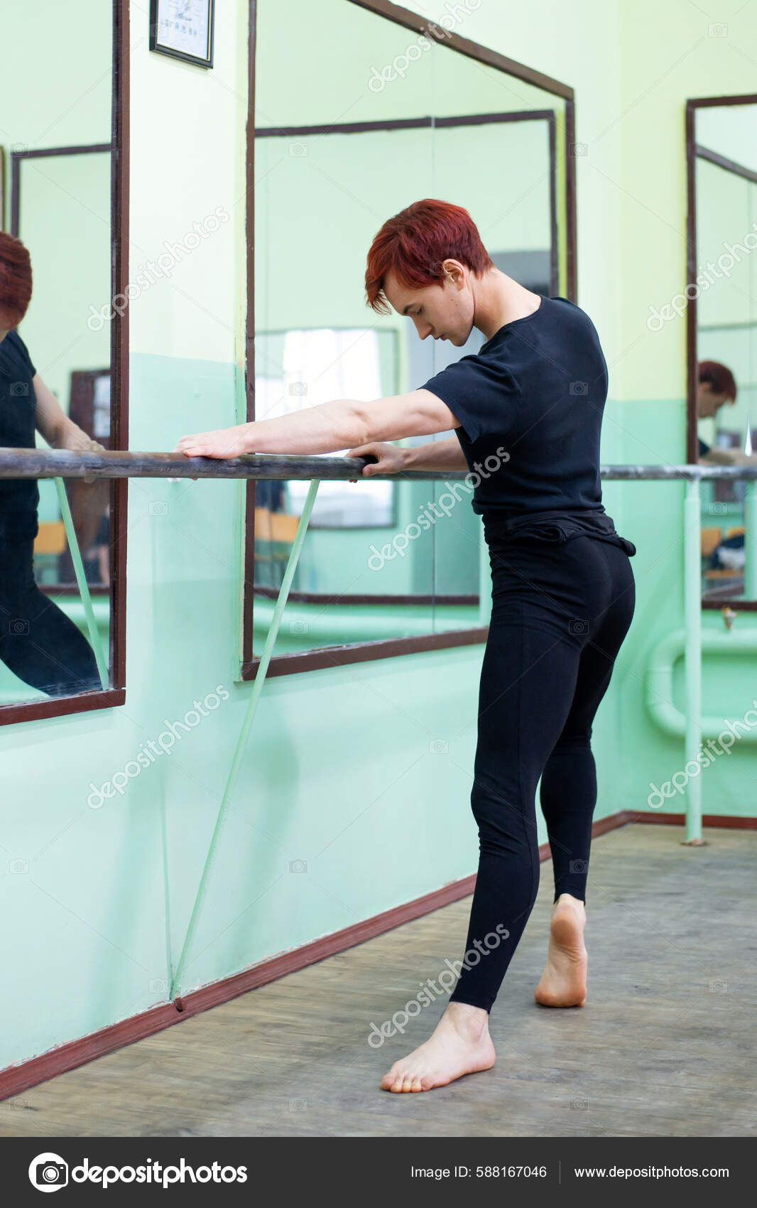 Bailarín Atlético Entrenamiento Estudio Ballet Niño Pelirrojo ...