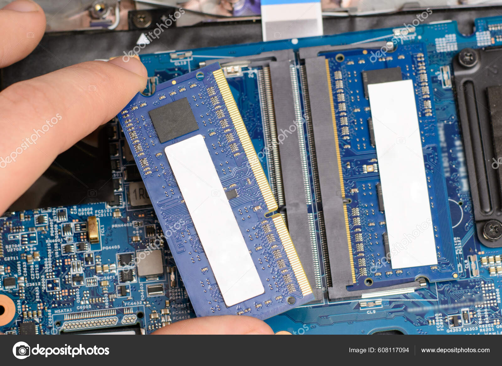 Měním Ram Čip Notebooku Inovace Notebooku Přidáním Rychlého Paměťového ...