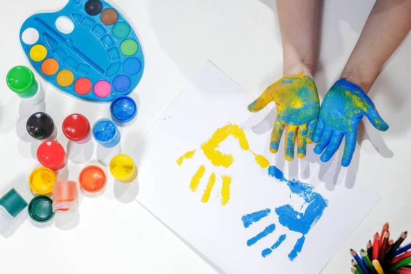 Manos niños pintando Stock Photos, Royalty Free Manos niños pintando ...