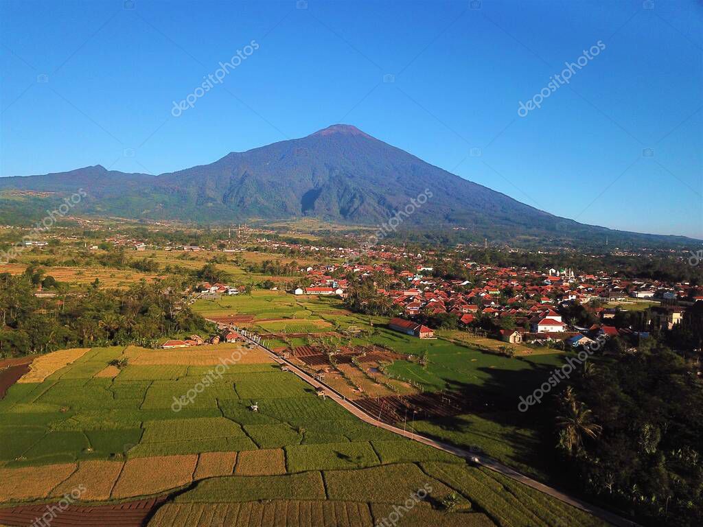 Hermosa vista aérea, Montañas y bosque tropical, Java occidental ...