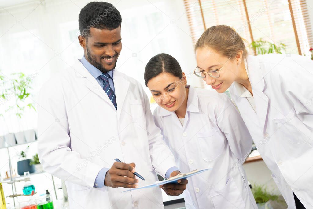 Los científicos están tomando notas. Equipos felices de científicos ...