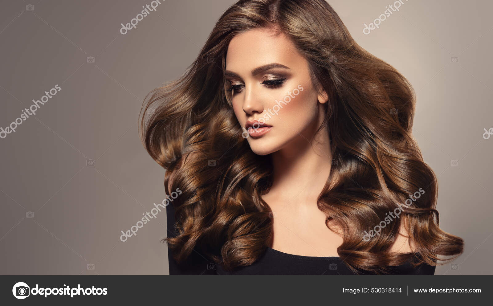 Hermosa Chica Modelo Con Pelo Largo Ondulado Brillante Mujer Morena — Foto de stock #530318414 ...