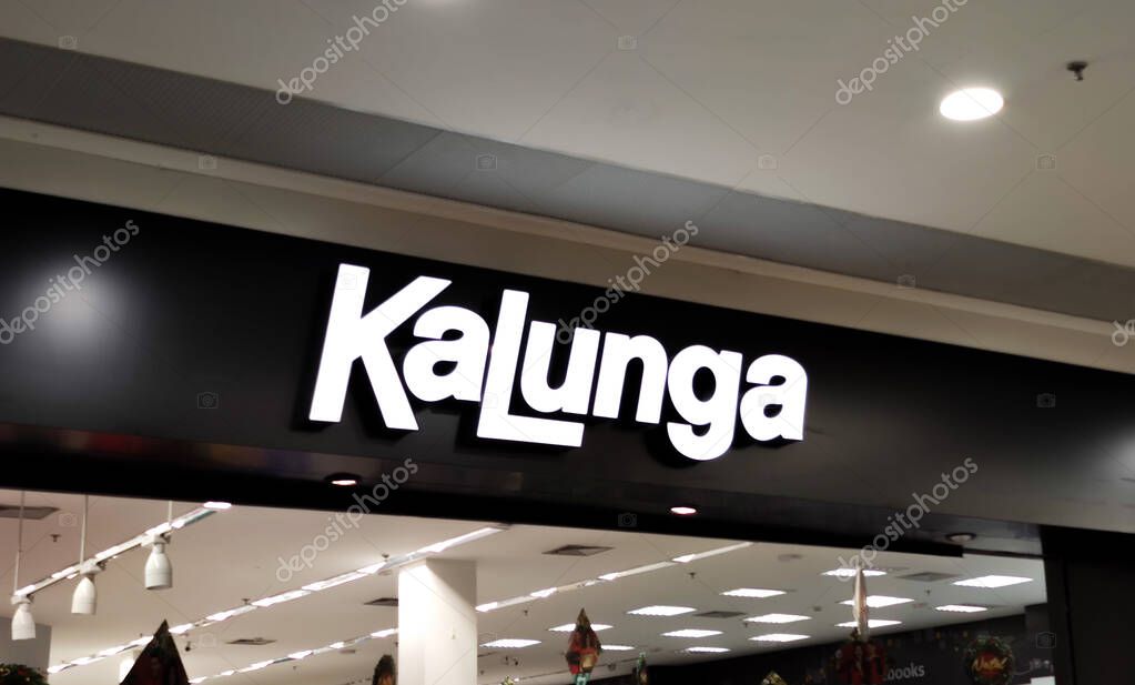 Primer plano de las letras y el logotipo de la papelería y la tienda de informática Kalunga en ...