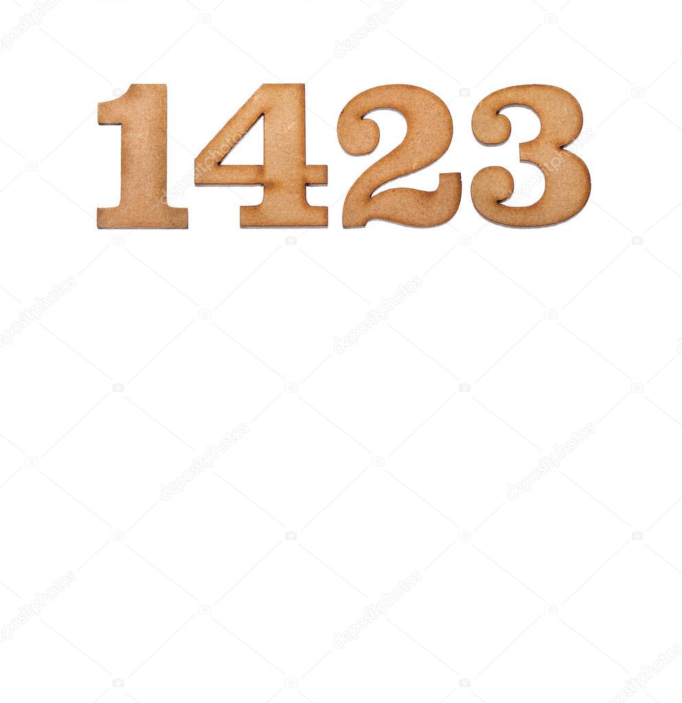 Número 1423 en madera, aislado sobre fondo blanco 2023