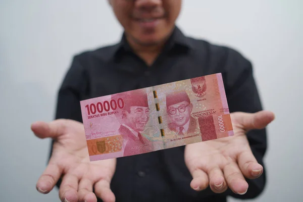 Tangan dengan rupiah Stock Photos, Royalty Free Tangan dengan rupiah ...