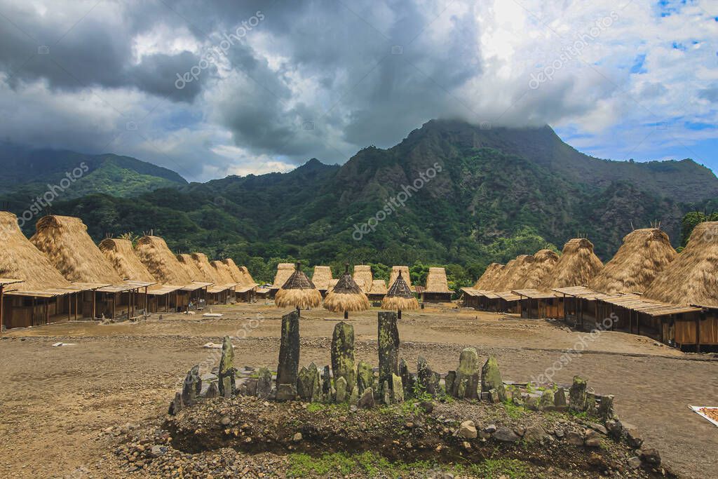 Bena un pueblo tradicional con cabañas de hierba del pueblo Ngas en ...