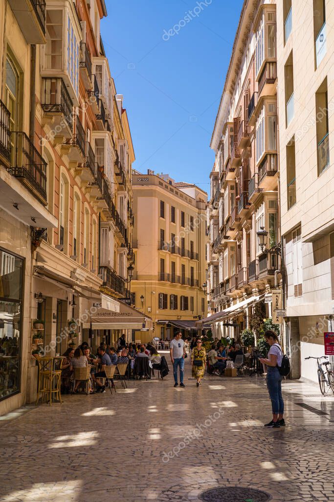 Málaga, ESPAÑA - 21 de abril de 2022: Calles de Málaga. Fotografía ...