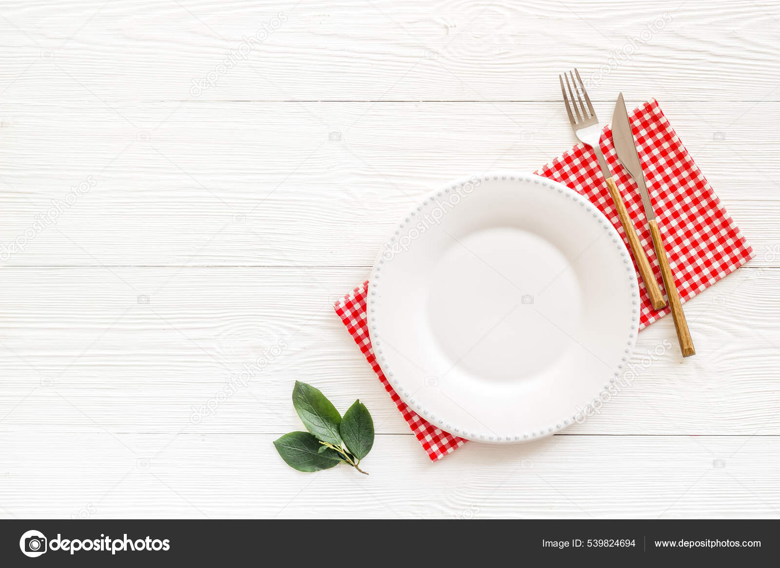 Dinner plate setting with cutlery and napkin. Top view — Stock Photo ...
