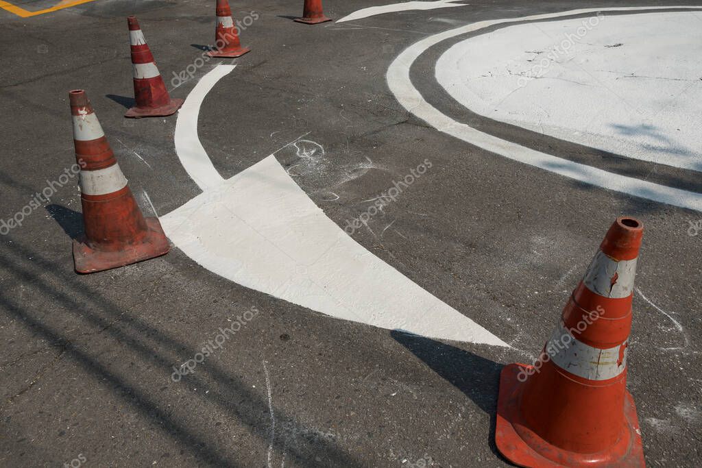 Señalización de tráfico. Pintura de asfalto. Flecha de dirección en la ...