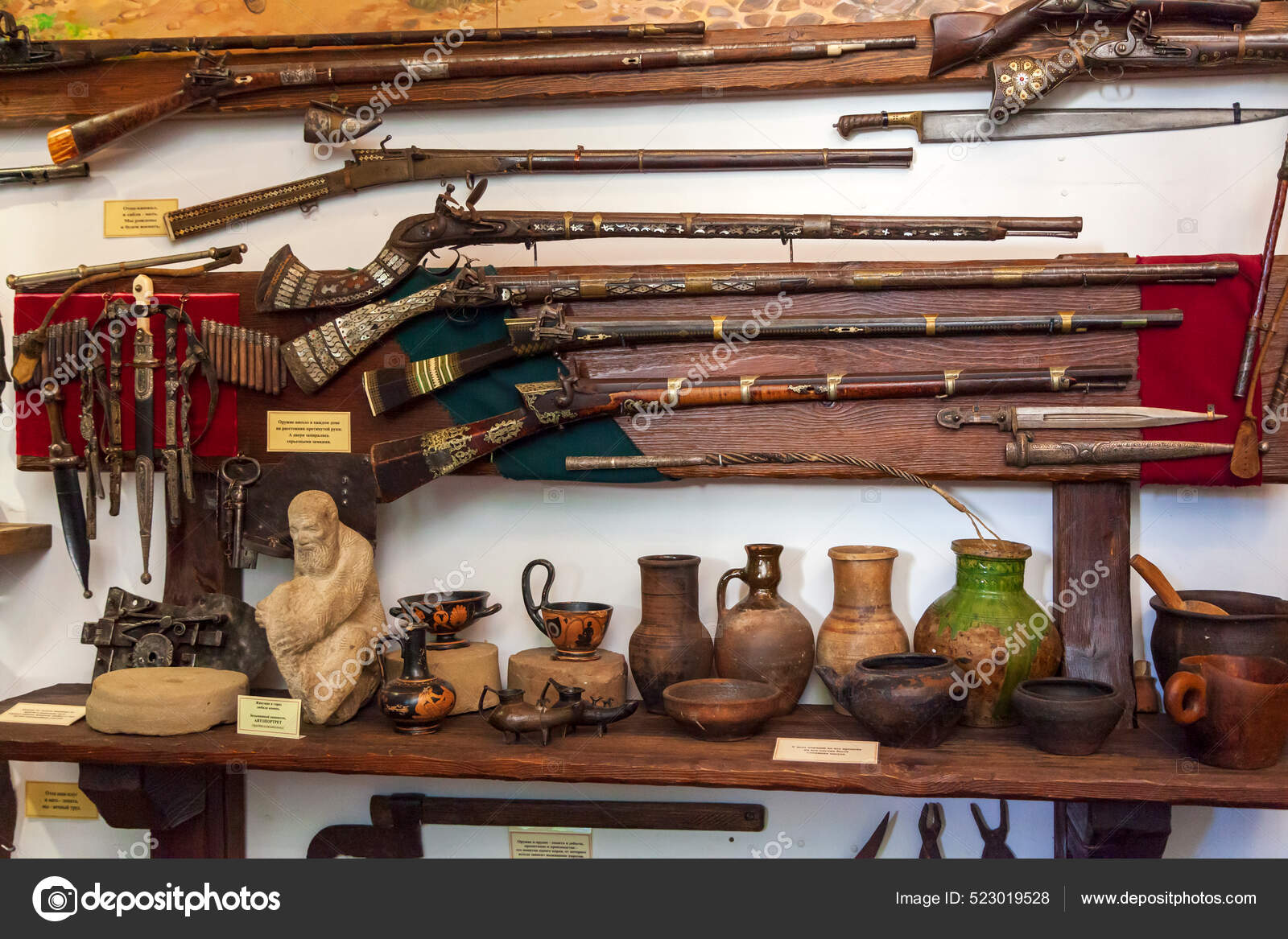 Antike Gegenstände Aus Den Jahrhunderten Waffen Aus Verschiedenen ...