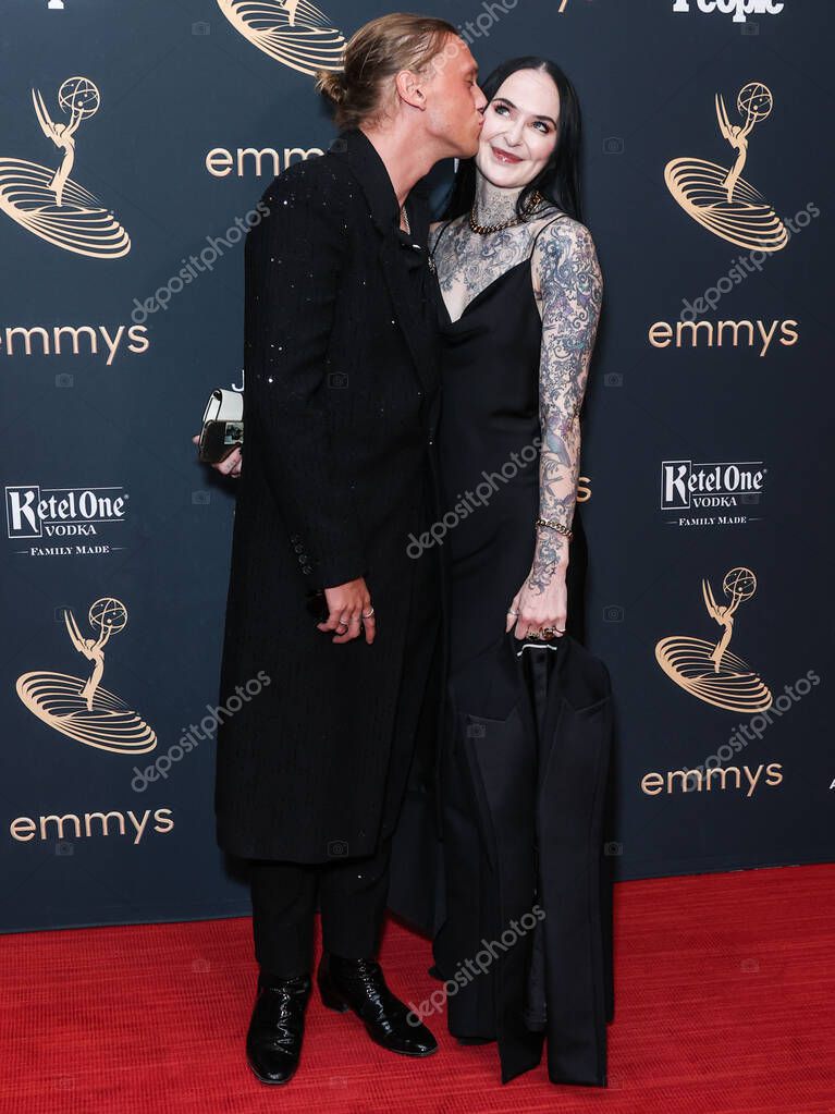 El actor inglés Jamie Campbell Bower y su novia Jess Moloney llegan a ...