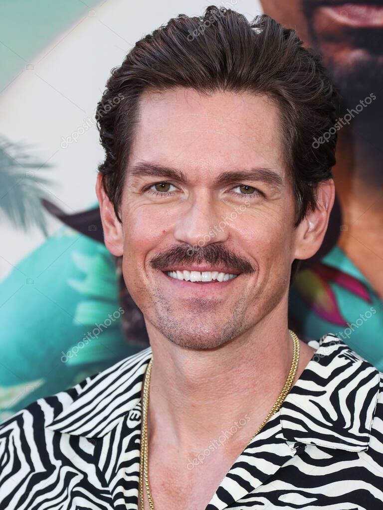 El actor estadounidense Steve Howey llega al estreno mundial del 'Day ...