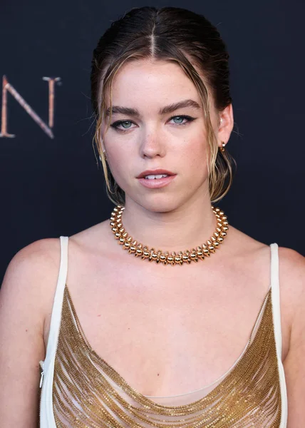 La actriz australiana Milly Alcock llega al estreno mundial de la ...