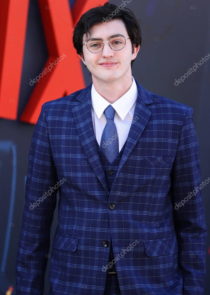 El actor estadounidense Gianni DeCenzo llega al estreno mundial de 'The ...