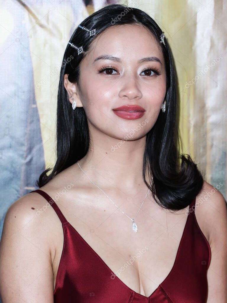 La actriz Julia Quang llega al estreno en Los Ángeles de 'Last The Night' de Vertical ...