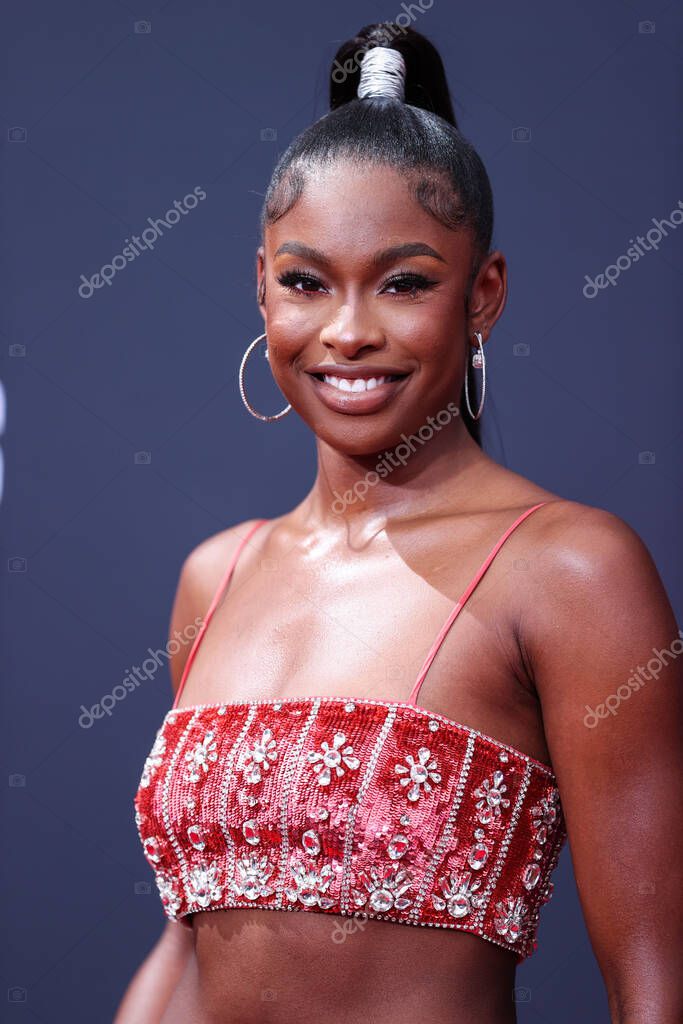 La cantante y actriz estadounidense Coco Jones llega a los Premios BET 2022 celebrados en ...