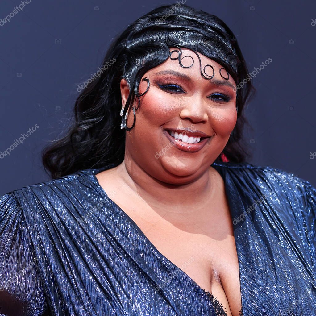 La cantante estadounidense Lizzo vistiendo un vestido de plumas ...