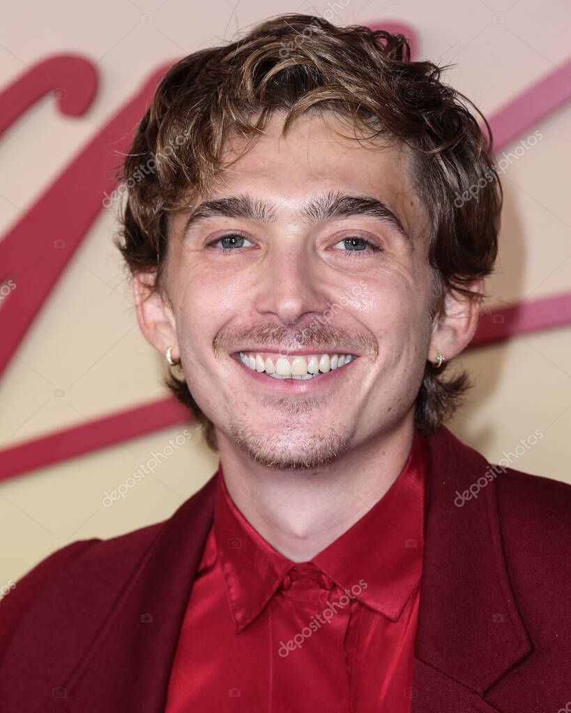 Austin Abrams llega al Los Angeles Special Screening Of Netflix 's' Do ...