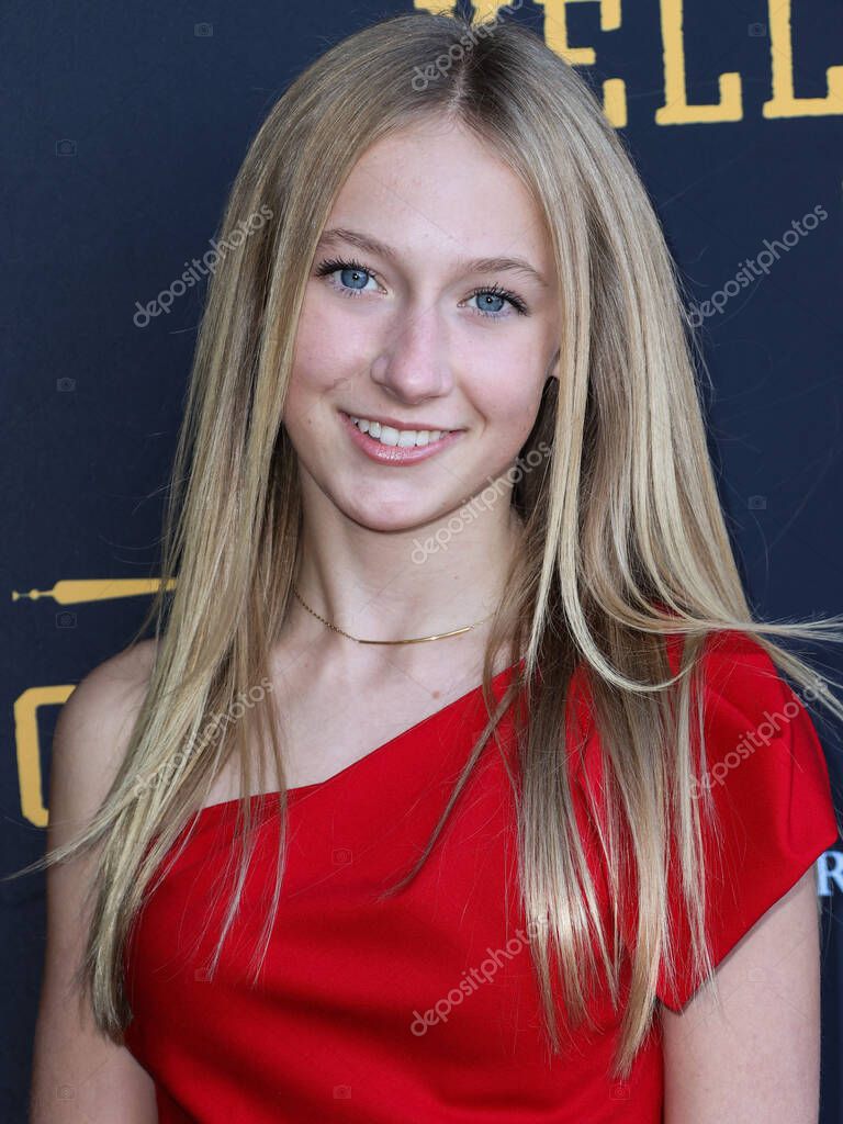 La actriz estadounidense Isabella Ruby llega al estreno de RLJE Films 'Asesinato en Yellowstone ...