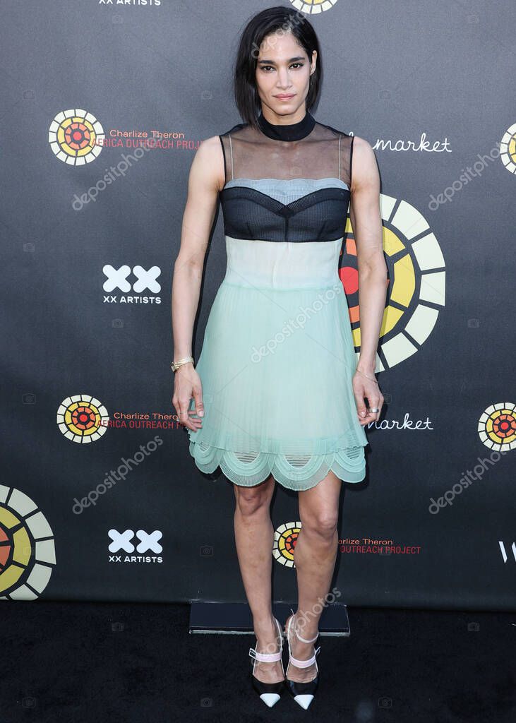 La actriz argelina Sofia Boutella llega al Charlize Theron Africa ...