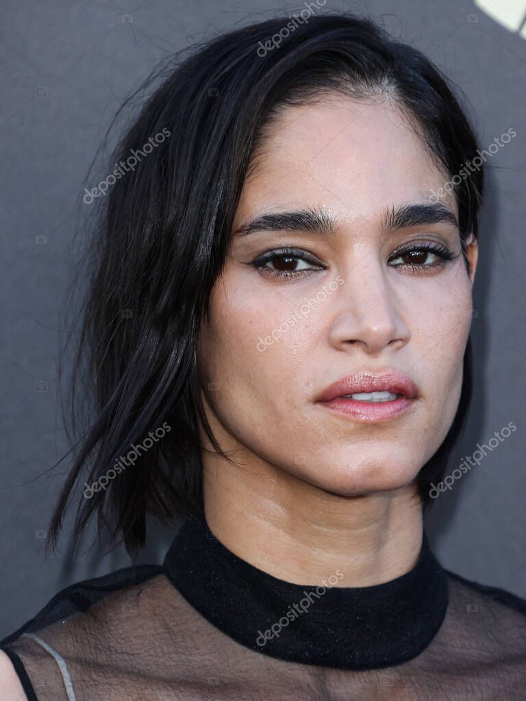 La actriz argelina Sofia Boutella llega al Charlize Theron Africa ...