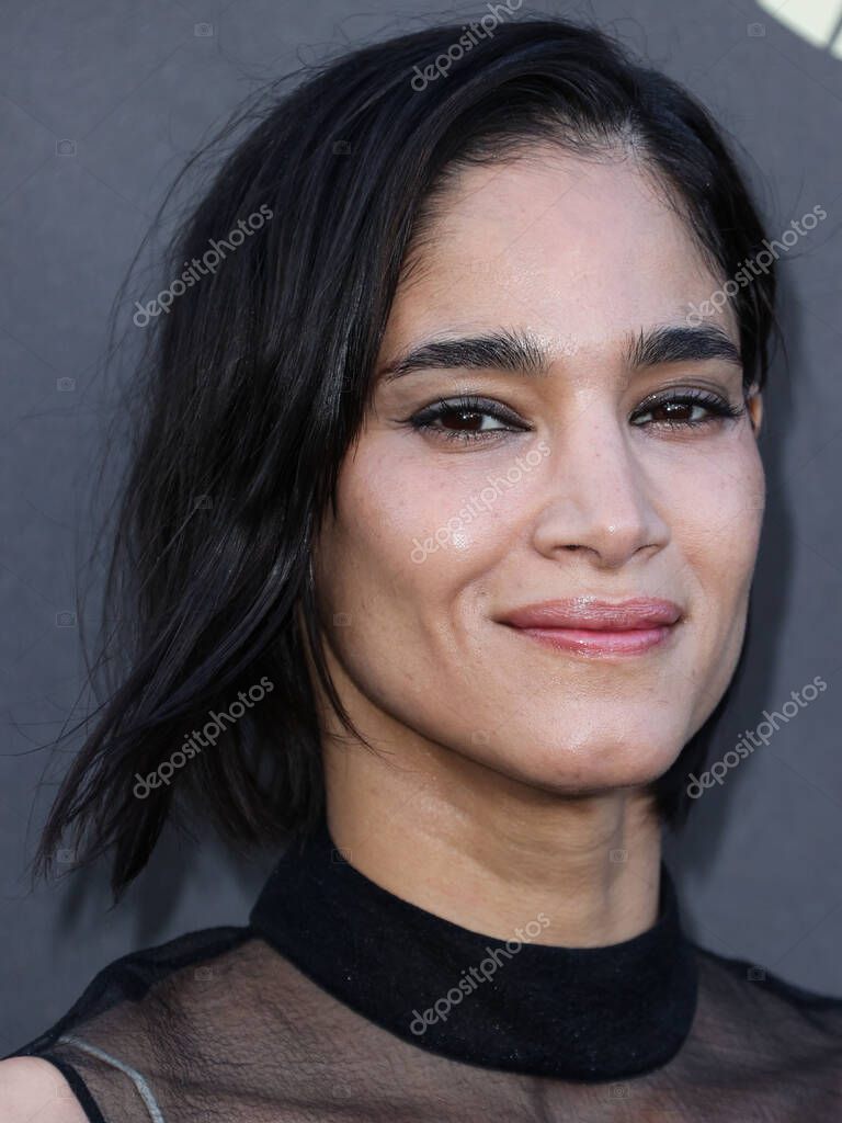 La actriz argelina Sofia Boutella llega al Charlize Theron Africa ...