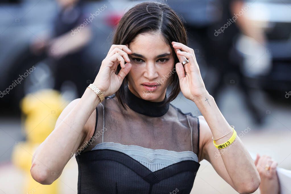 La actriz argelina Sofia Boutella llega al Charlize Theron Africa ...