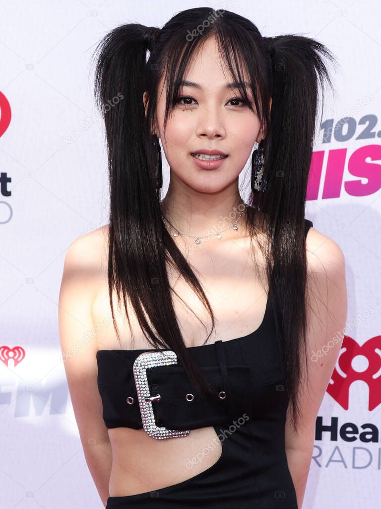 El cantante y compositor surcoreano BIBI (Kim Hyung-seo) asiste al Tango iHeartRadio Wango 2022 ...