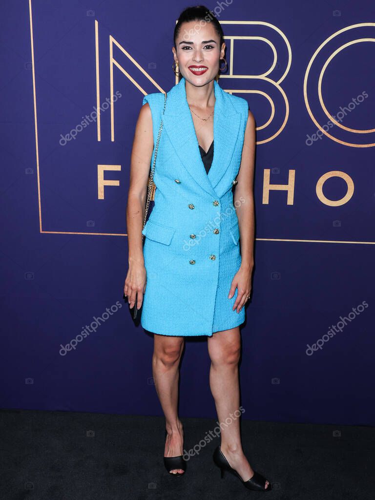 La actriz estadounidense Stephanie Nogueras llega al evento FYC de NBCUniversal para 'Killing It ...