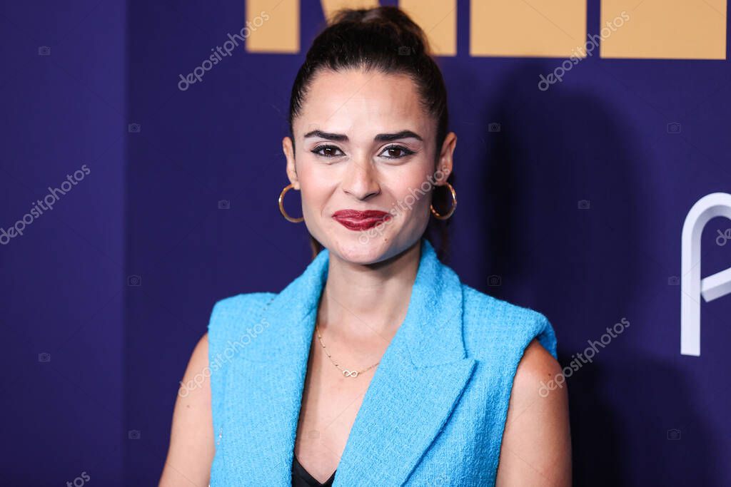 La actriz estadounidense Stephanie Nogueras llega al evento FYC de NBCUniversal para 'Killing It ...