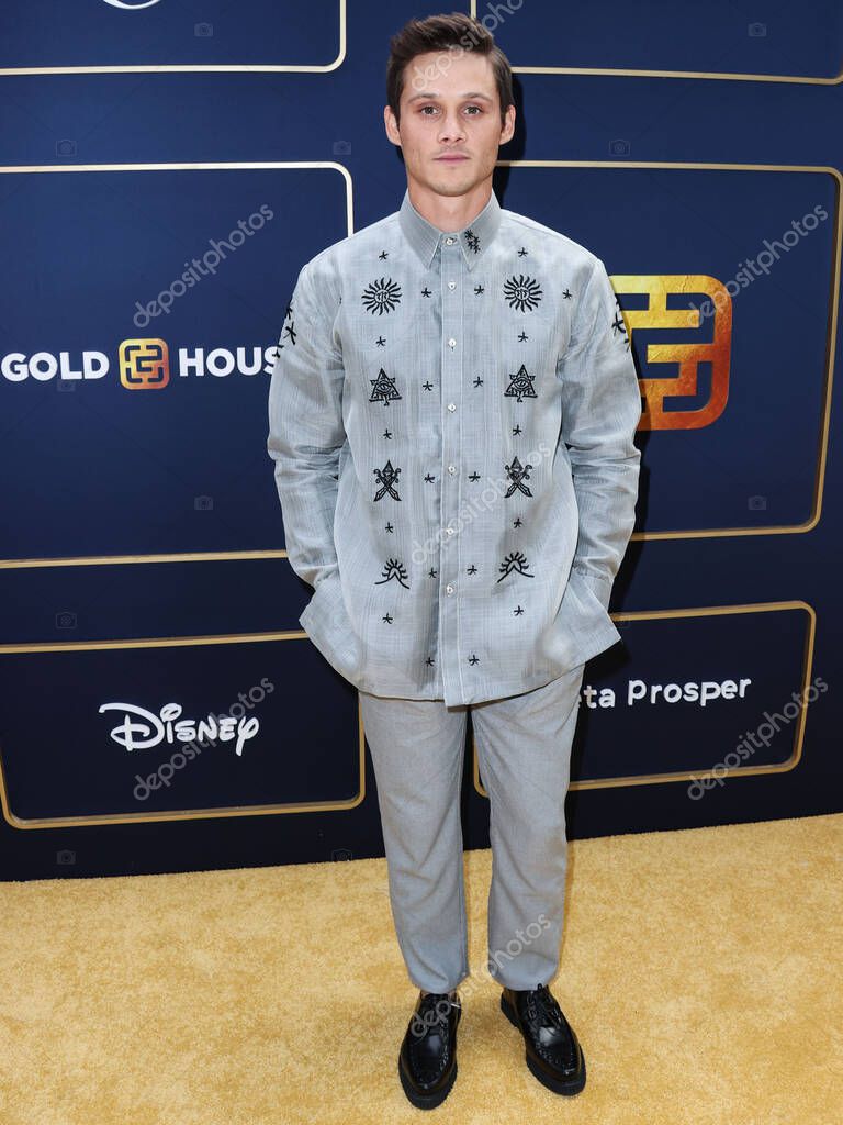 Timothy Granaderos llega a la Inaugural Gala de Oro de Gold House 2022 ...