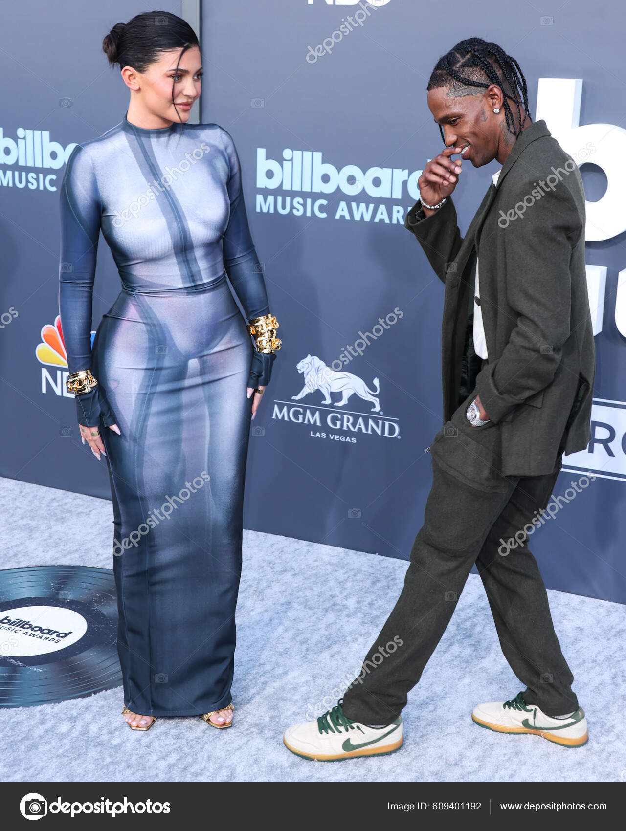 Modelo Estadounidense Kylie Jenner Con Balmain Novio Rapero ...