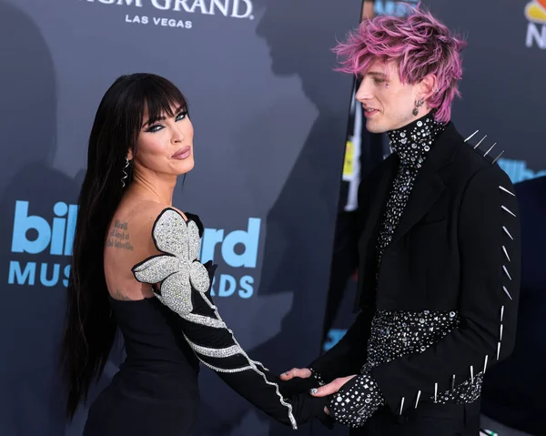 La actriz estadounidense Megan Fox y su novio / rapero estadounidense ...