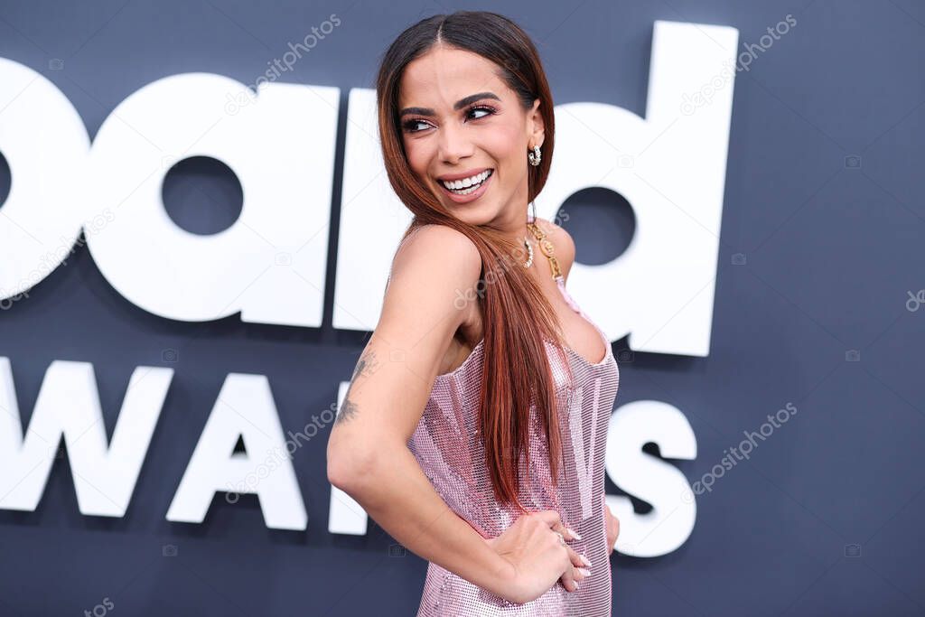 La cantante brasileña Anitta (Larissa de Macedo Machado) vestida con ...