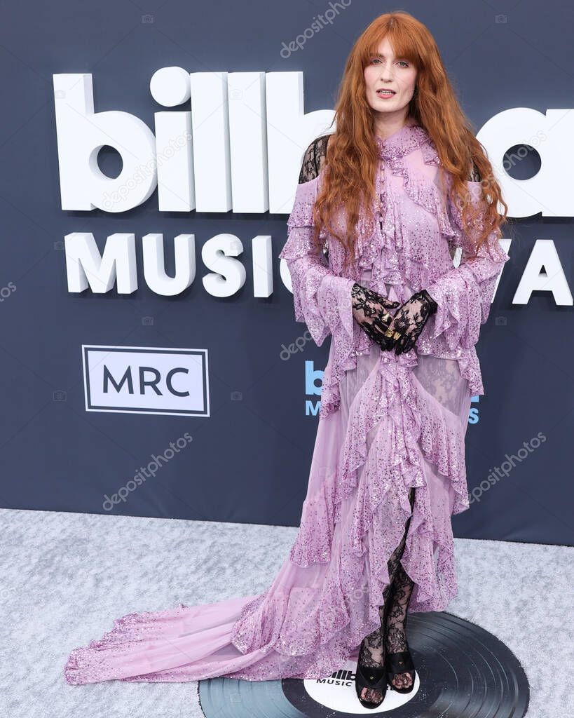 La cantante inglesa Florence Welch de Florence + the Machine vestida con Gucci llega a los ...