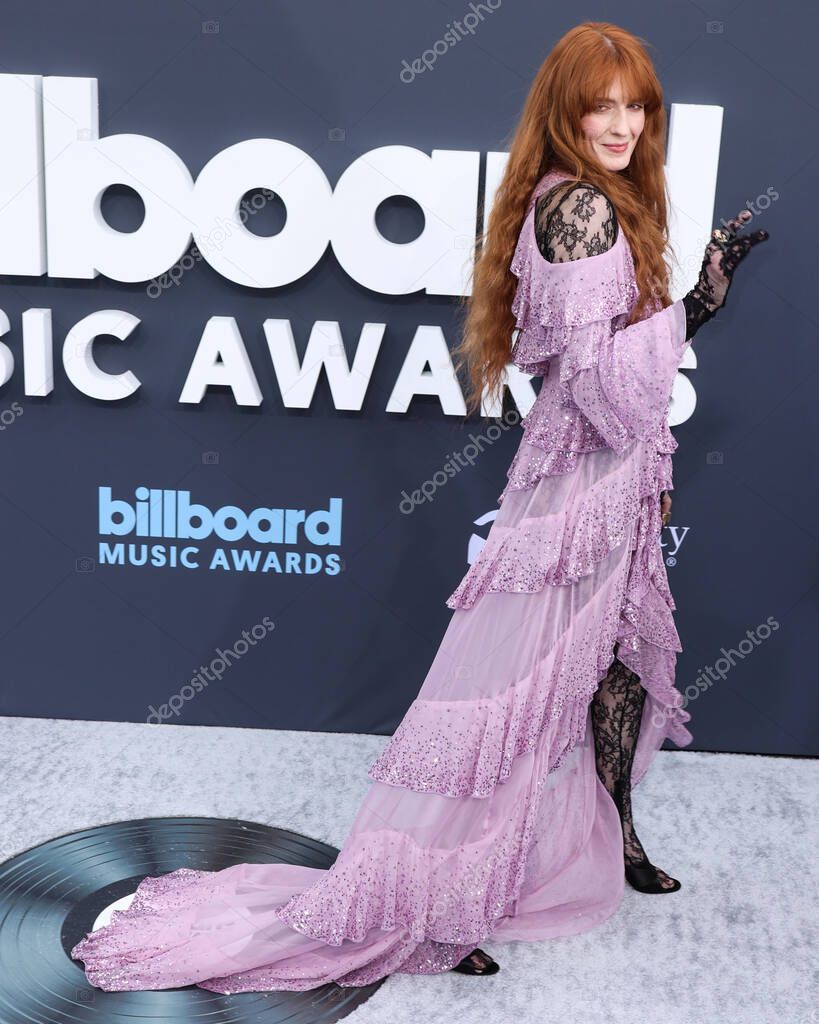 La cantante inglesa Florence Welch de Florence + the Machine vestida con Gucci llega a los ...