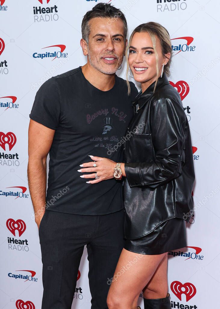 Edwin Arroyave y Teddi Jo Mellencamp Arroyave posan en la sala de ...