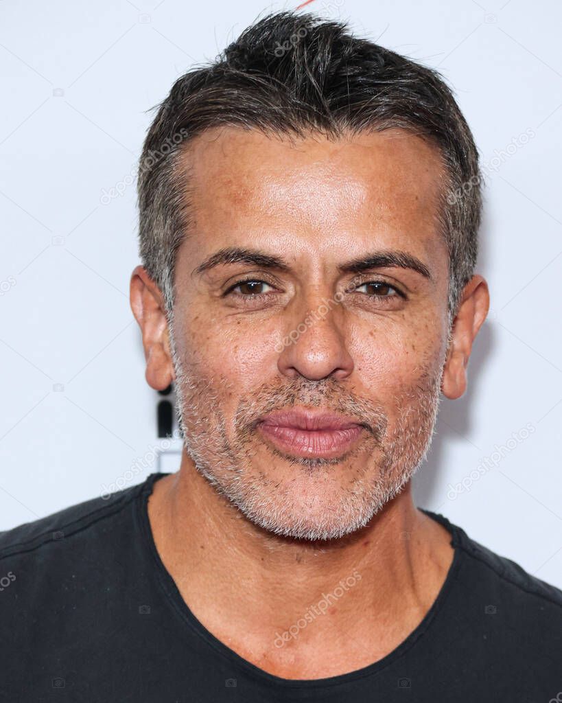 Edwin Arroyave posa en la sala de prensa en el 2022 iHeartRadio Music ...