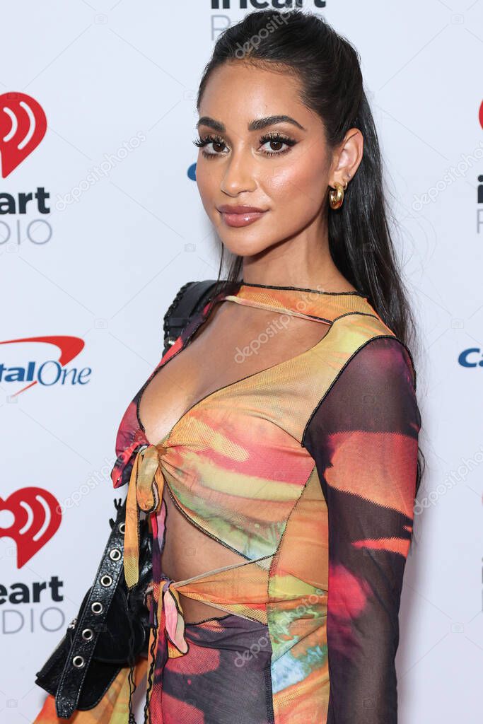 Victoria Fuller Posa En La Sala De Prensa En El 2022 Iheartradio Music