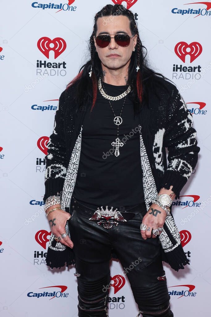 Criss Angel (Christopher Nicholas Sarantakos) posa en la sala de prensa en el 2022 iHeartRadio ...