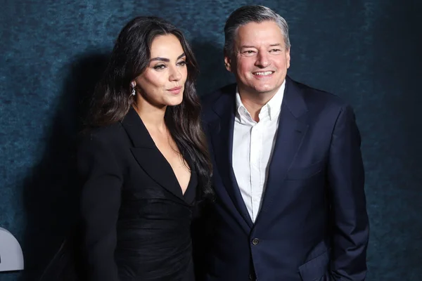 Mila Kunis y Ted Sarandos llegan al estreno en Nueva York de 'Lucky Girl Alive' de Netflix ...
