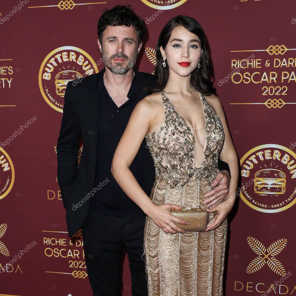 El actor Casey Affleck y su novia / actriz Caylee Cowan llegan a la ...