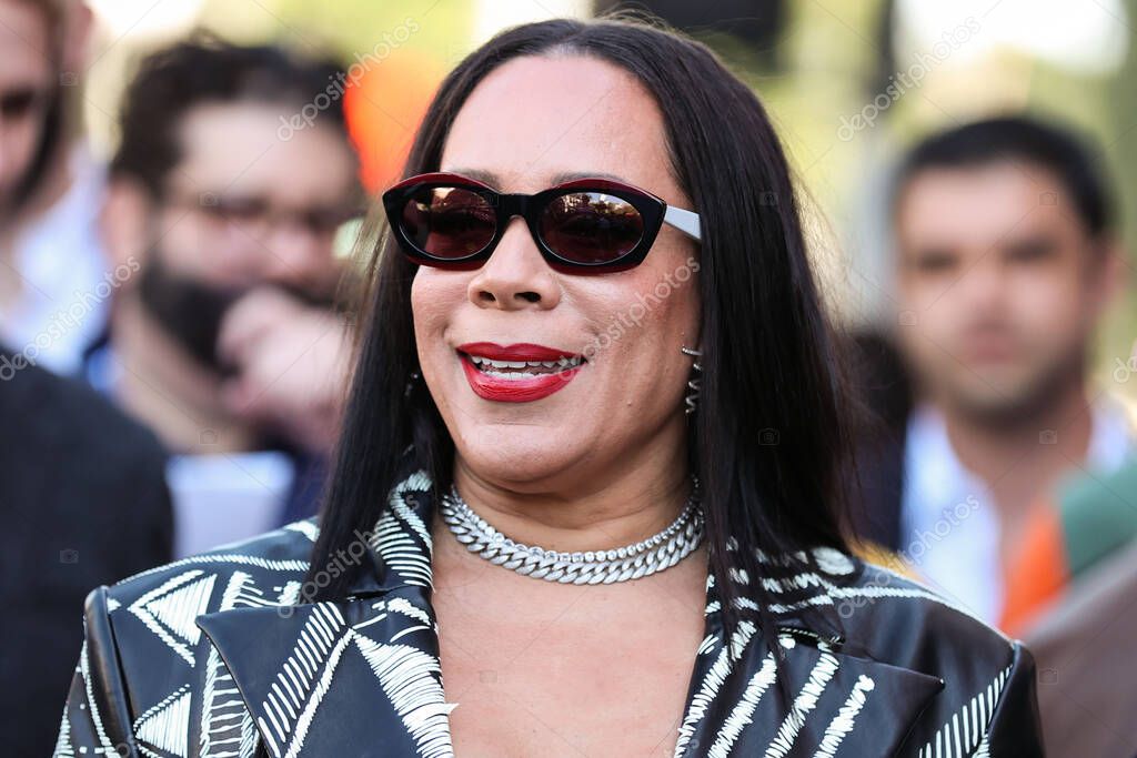 La actriz estadounidense Selenis Leyva llega a los 37 Premios Anuales Imagen celebrados en LA ...