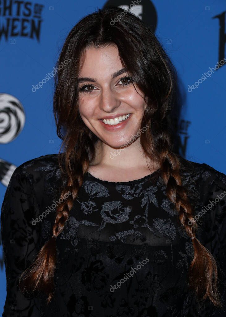 Taya Miller llega a la Noche de Avance de Talento y Prensa de Freeform ...