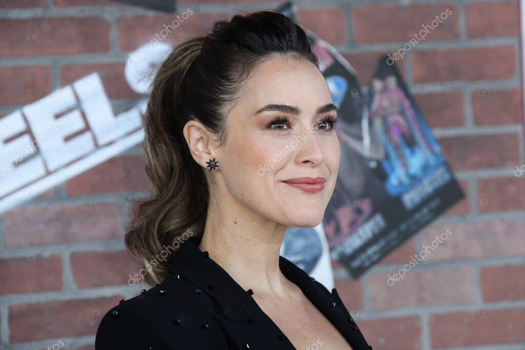 La actriz Alison Luff llega al estreno en Los Ángeles de 'Heels' de ...