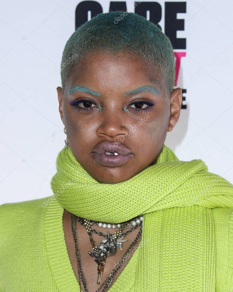 Model Slick Woods llega al Mes del Orgullo de Belleza de UOMA y al ...